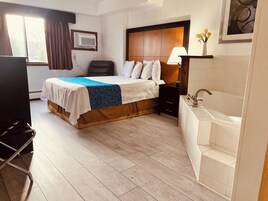 Quarto, 1 cama king-size, não fumadores (Recliner) | Cofre no quarto, secretária, cortinas/cortinados opacos 