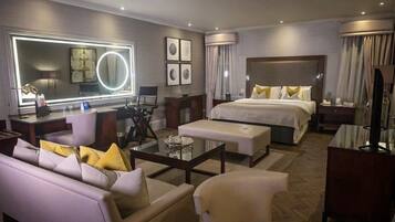 Escrivaninha, ferros/tábuas de passar roupa, berços grátis