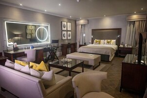 Escrivaninha, ferros/tábuas de passar roupa, berços grátis