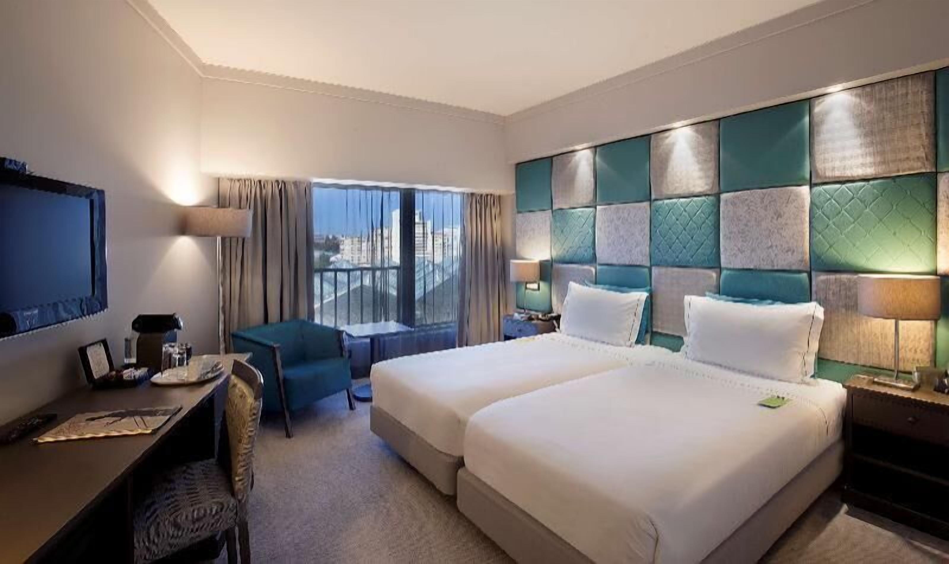 Minibar, cofre no quarto, secretária, cortinas/cortinados opacos 