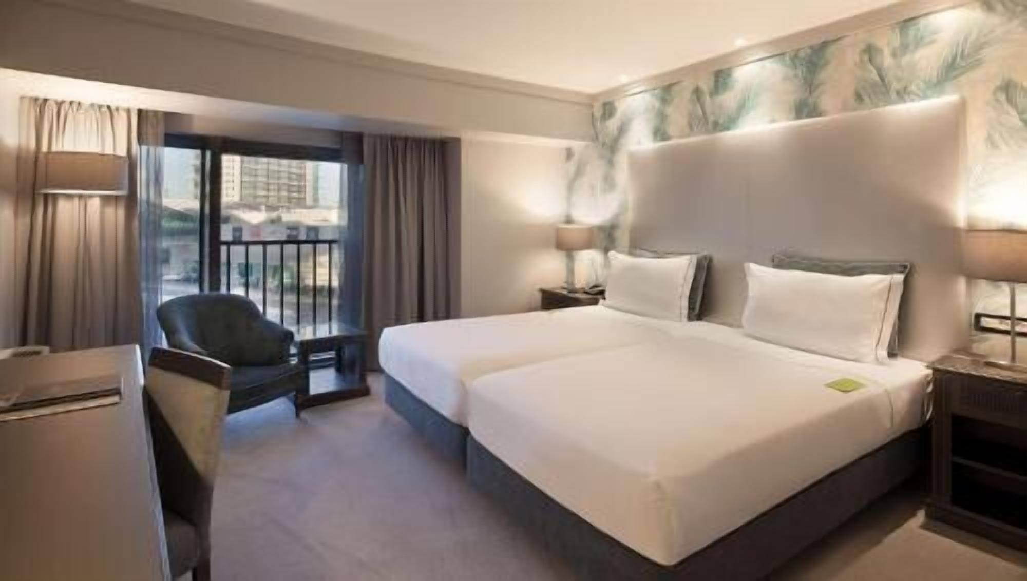 Minibar, cofre no quarto, secretária, cortinas/cortinados opacos 