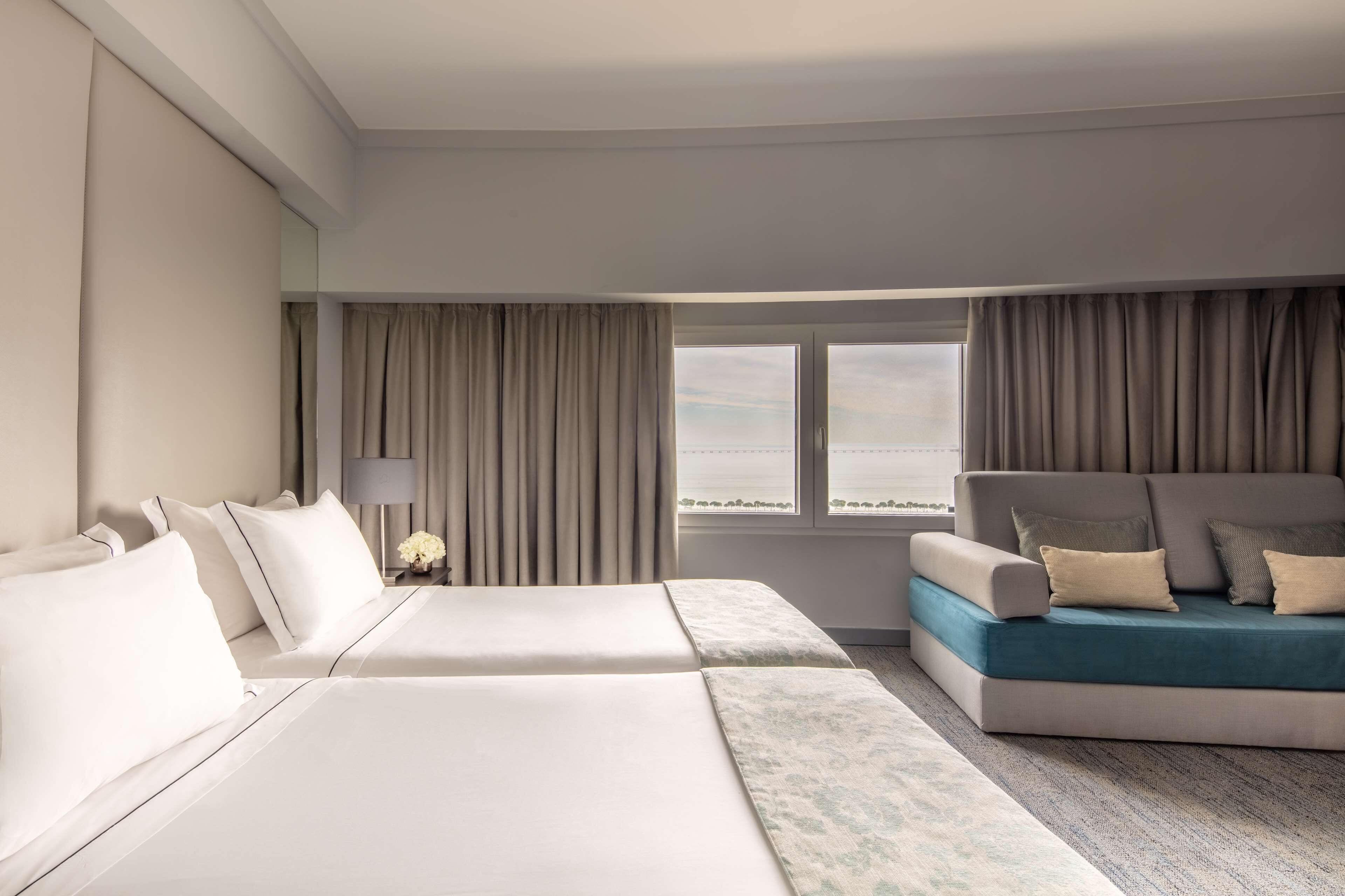 Minibar, cofre no quarto, secretária, cortinas/cortinados opacos 