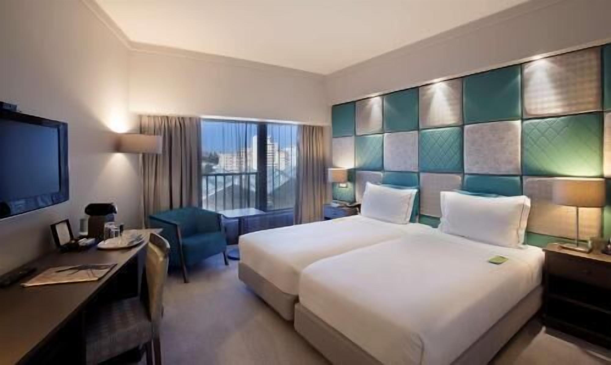 Minibar, cofre no quarto, secretária, cortinas/cortinados opacos 