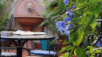 Almoços servidos, cozinha local, com espaço para refeições ao ar livre