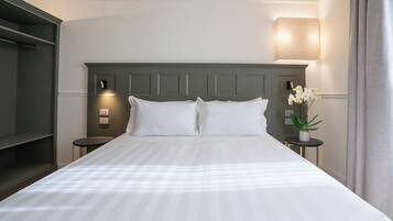 Small Double Room | Roupa de alta qualidade, minibar, cofre no quarto, secretária