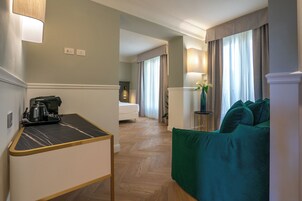 Quarto Familiar | Roupa de alta qualidade, minibar, cofre no quarto, secretária 