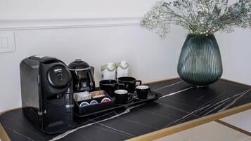 Small Double Room | Roupa de alta qualidade, minibar, cofre no quarto, secretária