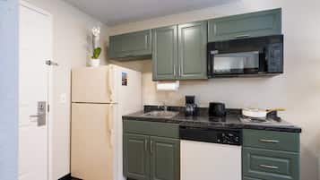 Geladeira grande, micro-ondas, cooktop, lava-louças