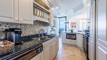 Apartamento, 3 quartos | Cozinha privada | Um micro-ondas, uma cafeteira/bule