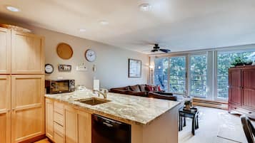 Condo premier, 2 quartos, cozinha (Platinum) | Cozinha privada | Geladeira grande, micro-ondas, fogão, cooktop