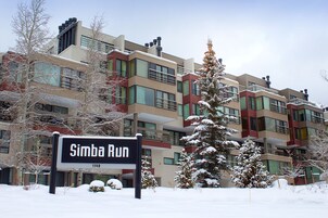 Um edifício de vários andares com uma placa que diz 'Simba Run'.