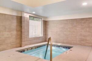 Piscina interior, espreguiçadeiras 