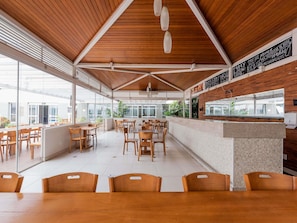 Pequenos-almoços, almoços, jantares servidos, junto à piscina