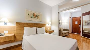 Apartamento standard, 1 cama de casal | Frigobar, cofres nos quartos, escrivaninha, cortinas blackout