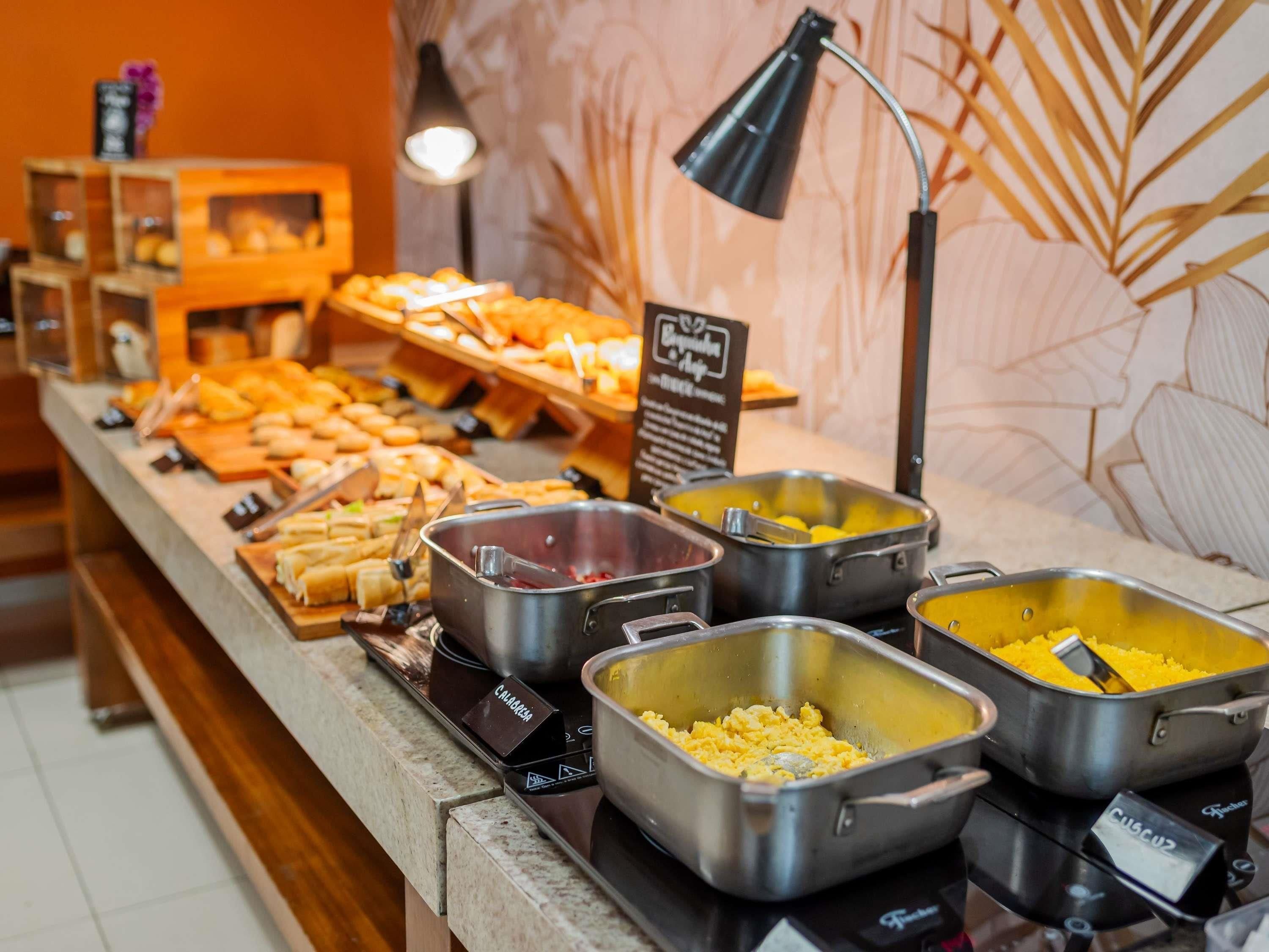 Buffet com diversos pratos e placa indicando 'Bavarian Beef'.