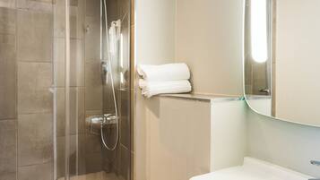 Chuveiro, produtos de toalete biodegradáveis, secador de cabelo