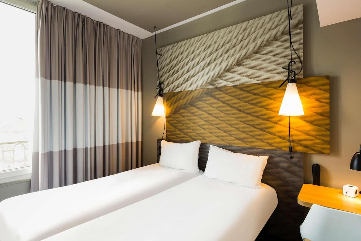 Quarto Standard, 2 camas individuais | Roupa de alta qualidade, camas de colchão pillowtop, secretária