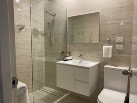 Apartamento Deluxe, 2 quartos | Casa de banho | Uma combinação polibã/banheira, artigos de higiene pessoal grátis 