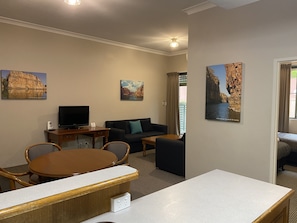 Apartamento, 2 quartos | Minibar, ferro/tábua de engomar, Wi-fi grátis, roupa de cama fornecida 