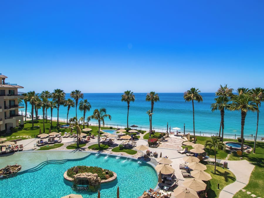 2 piscinas exteriores, guarda-sóis, espreguiçadeiras