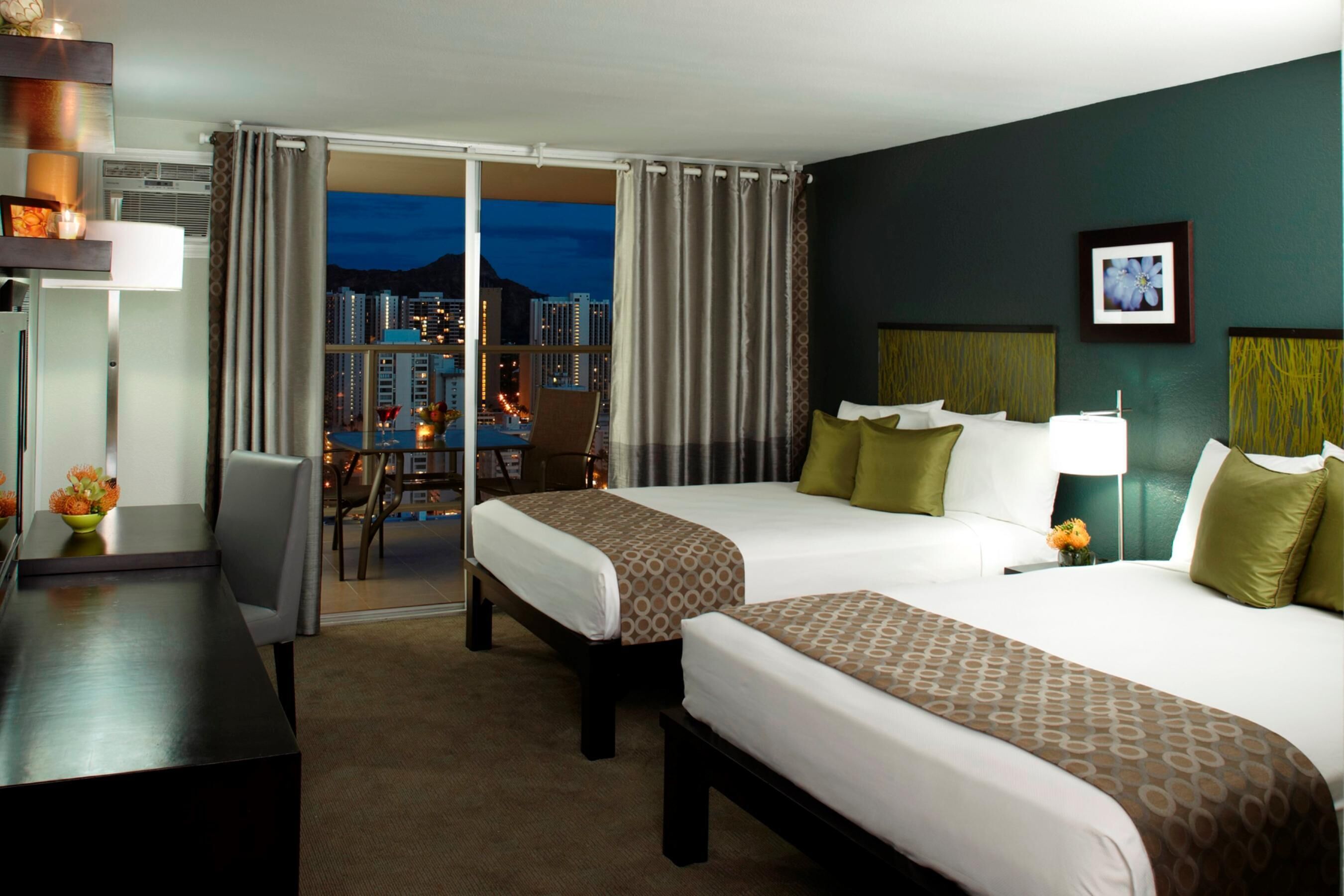 Cofres nos quartos, escrivaninha, espaço de trabalho para notebook