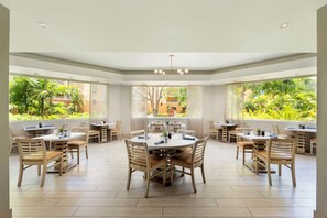 2 restaurantes: servem pequenos-almoços, almoços e jantares