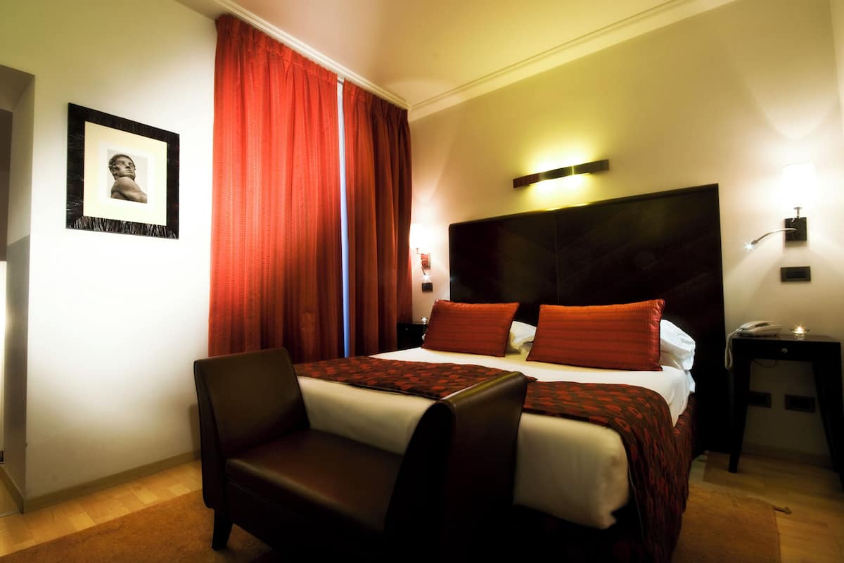 Quarto triplo standard | Roupas de cama premium, frigobar, cofres nos quartos