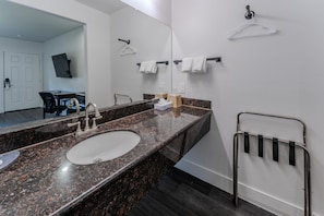 Quarto Standard, 1 cama king-size | Casa de banho | Um secador de cabelo (mediante pedido), toalhas fornecidas, sabão 