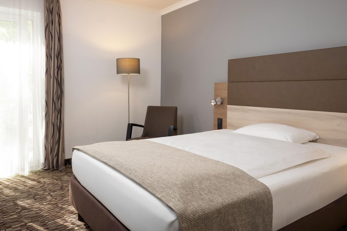Quarto Standard, 1 cama queen-size, acessível (1st Floor) | Roupa de alta qualidade, cofre no quarto, secretária 