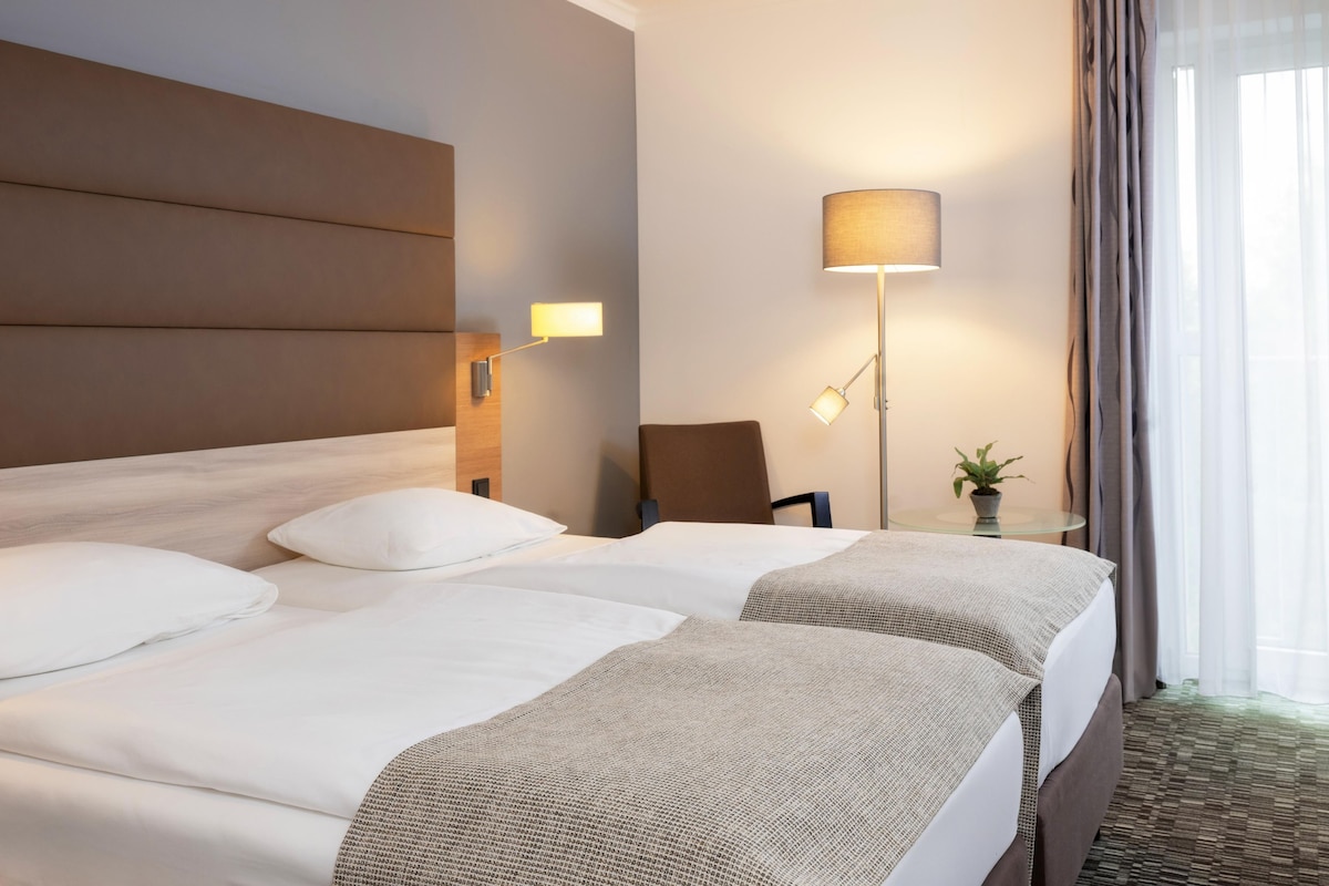Quarto Standard, 2 camas individuais | Roupa de alta qualidade, cofre no quarto, secretária 