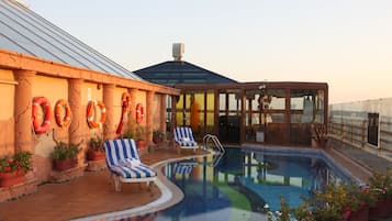 Piscina exterior, espreguiçadeiras