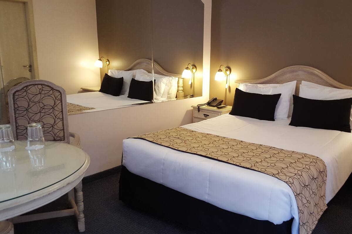 Quarto Duplo Standard, 1 cama queen-size | Roupa de alta qualidade, edredões de penas, camas de colchão pillowtop 
