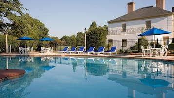Piscina interna, piscina externa sazonal, guarda-sóis, espreguiçadeiras