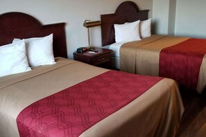 Quarto, 2 camas de casal, para não fumantes | Individualmente decorados, individualmente mobiliados, escrivaninha