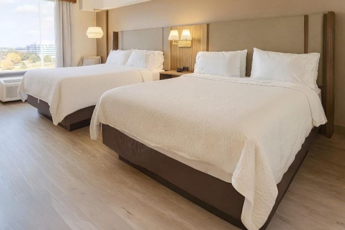 1 quarto, cofre no quarto, secretária, ferro/tábua de engomar