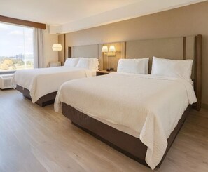 Cofres nos quartos, escrivaninha, ferros/tábuas de passar roupa