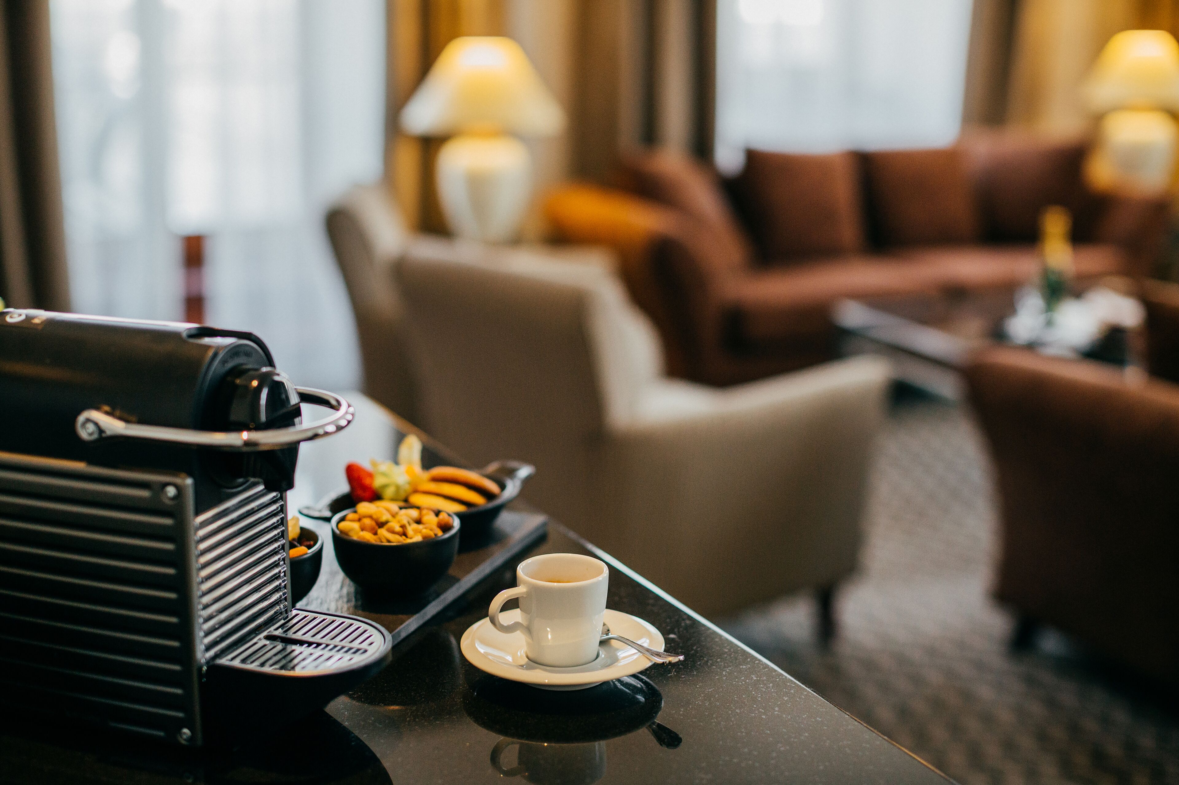 Roupa hipoalergénica, minibar, cofre com capacidade para portátil 