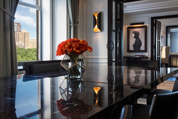 Roupas de cama premium, edredons de pluma, frigobar, cofres nos quartos