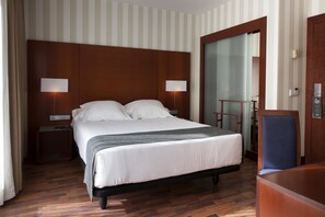 Minibar, cofre no quarto, secretária 