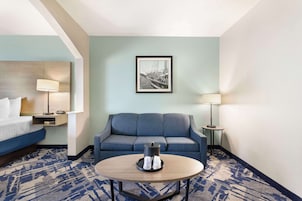 Suite, 1 cama king-size, não fumadores, frigorífico e micro-ondas | Roupa de alta qualidade, secretária