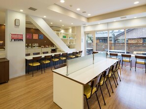 Café da manhã com buffet grátis todos os dias