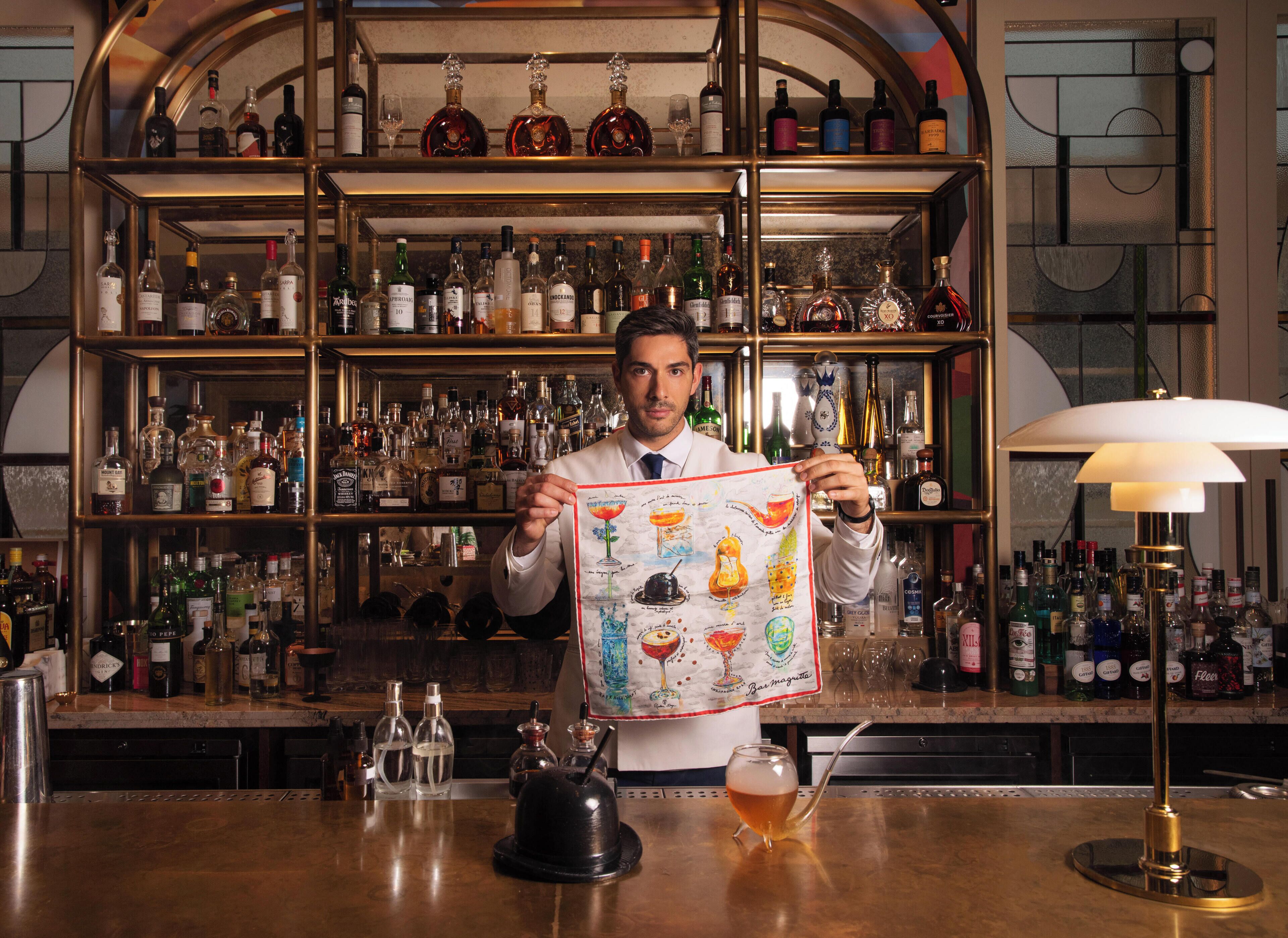 Bar com prateleiras cheias de garrafas de bebidas e uma pessoa segurando um cardápio.