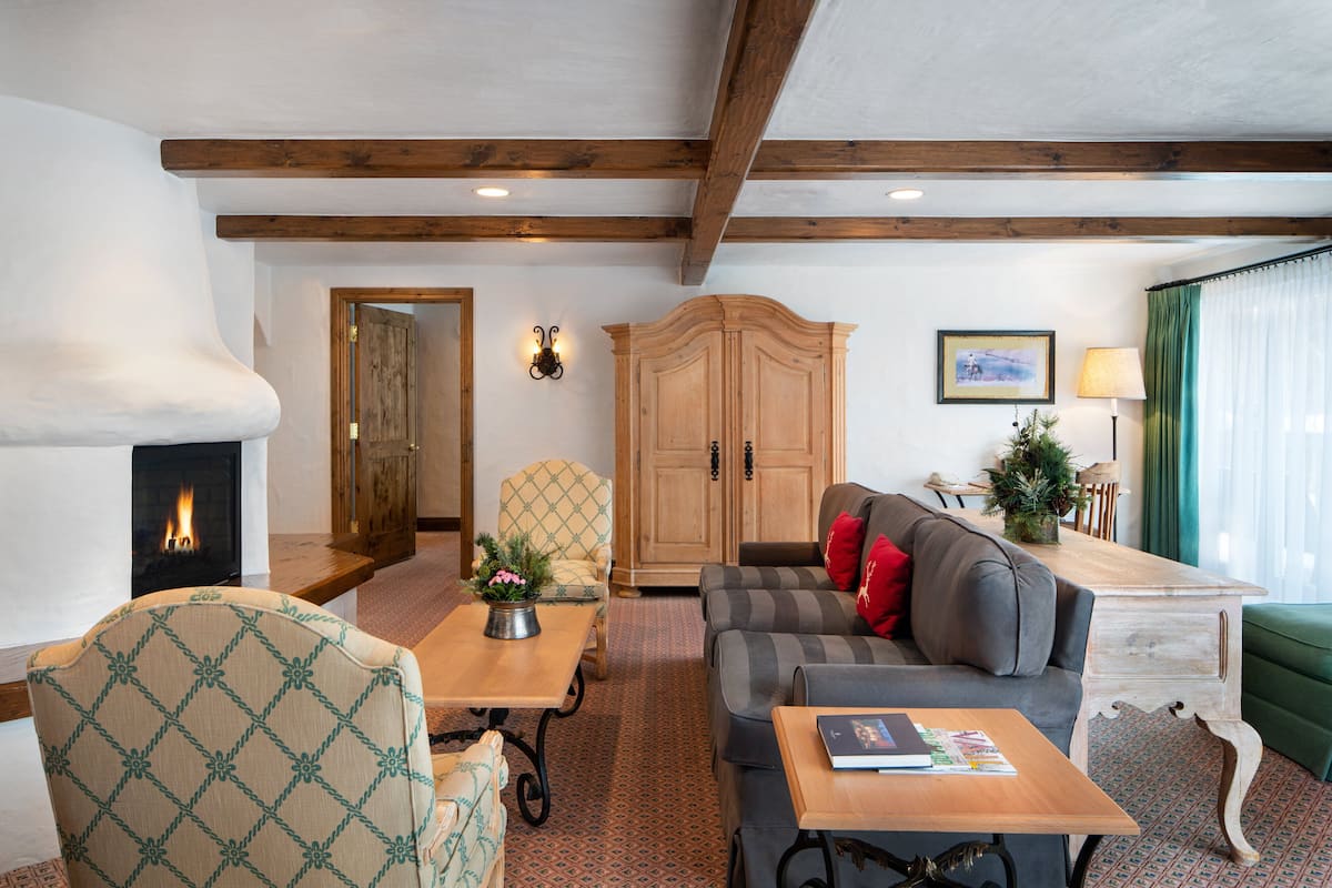Suite, 2 quartos (Vail Mountain Bi Level) | Sala de estar | Televisor LCD, filmes pagos, piso aquecido