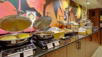 Café da manhã com buffet grátis todos os dias