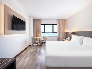 Quarto premium, vista para o mar | Frigobar, cofres nos quartos, escrivaninha, Wi-Fi de cortesia