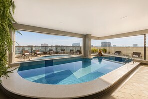 Piscina no piso superior