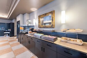 Pequeno-almoço tipo buffet diário (6 EUR por pessoa) 