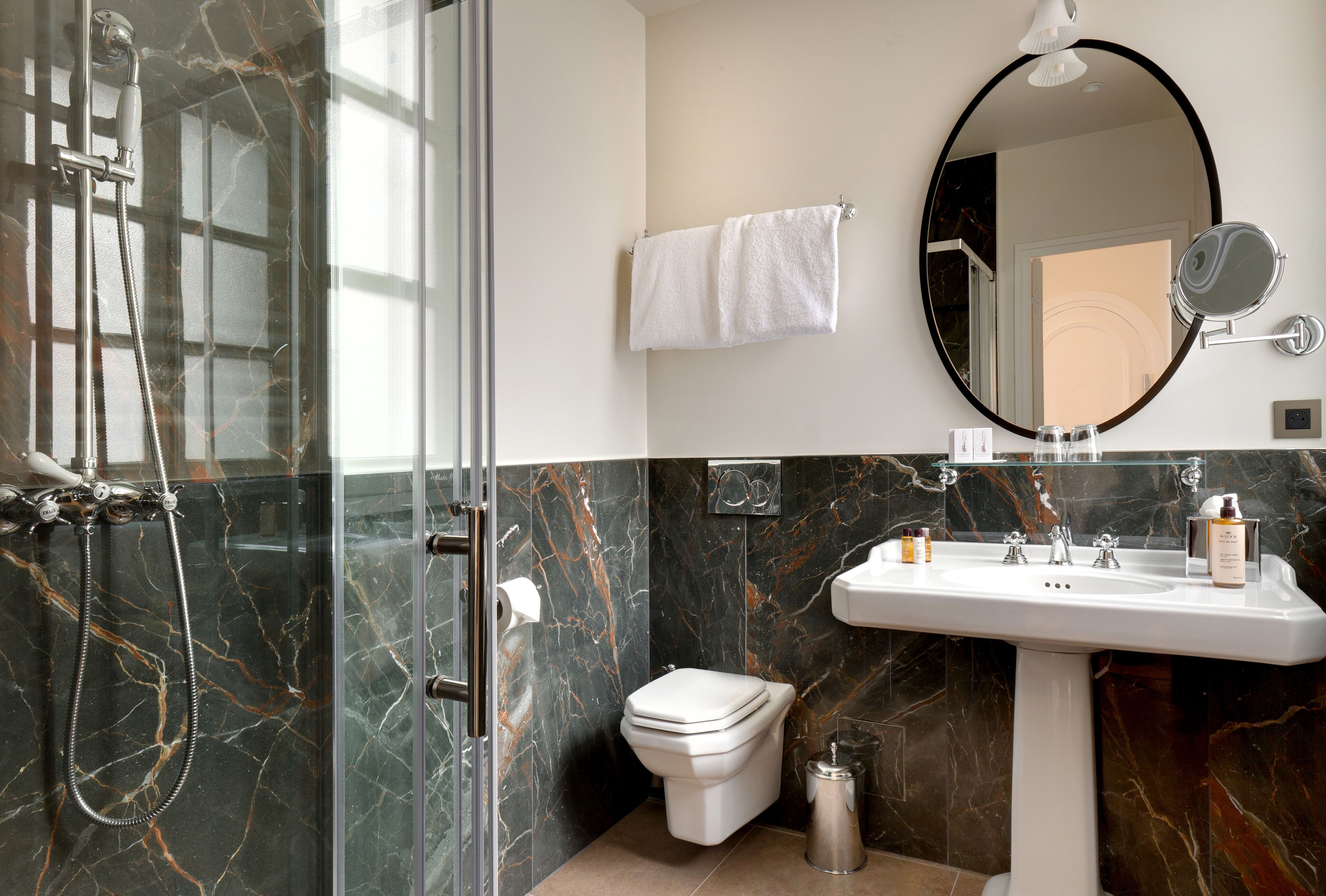 Quarto Duplo ou Twin Superior | Casa de banho | Produtos de higiene exclusivos, um secador de cabelo, roupões, chinelos 