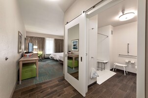 Quarto, 2 camas de casal, acessível, não fumadores (Mobility & Hearing, Roll-in Shower) | Camas de colchão pillowtop, berços/camas para crianças grátis 
