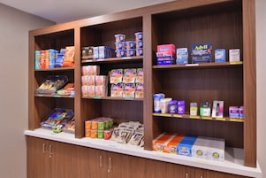 Estante de farmácia repleta de diversos produtos de saúde e higiene.